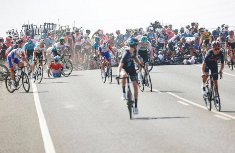 ! Alicante Today - archived - Massive Crash Sends The Peloton Tumbling ...